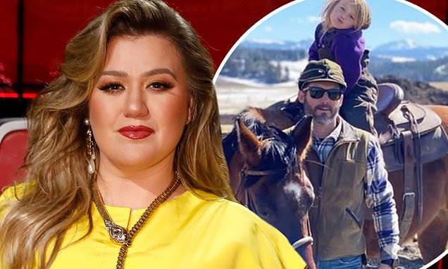 Kelly Clarkson gives five percent of ranch to ex Brandon Blackstock