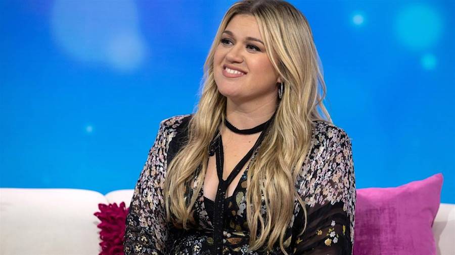 Leggy Kelly Clarkson Stuns in Playful Dress, Flaunts Incredible Weight ...