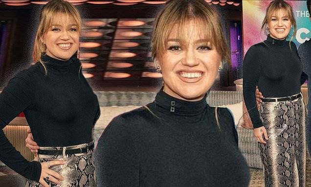 Kelly Clarkson, 41, flaunts her newly slender figure
